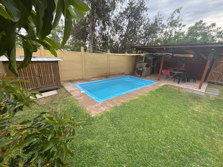Agradable Casa Con Piscina, Quincho Y Chimenea - 