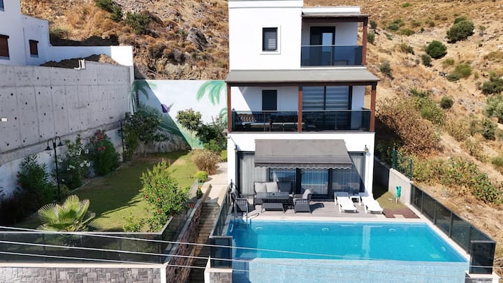 Muğla Bodrum’da Deniz Manzaralı Villa - Turgutreis
