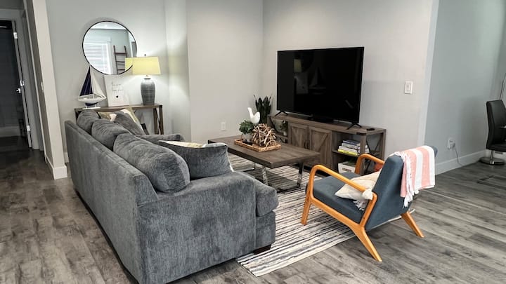 Cozy! 3 Bedroom, 2 Bathroom House - Sarasota, FL