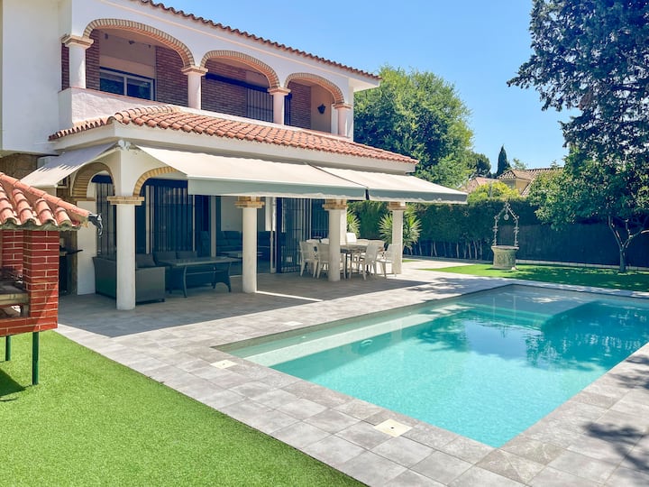 Villa Alamos Jerez | Heated Salted Pool | Bbq X2 | Gardens | Openplan | 850m2 - Jerez de la Frontera
