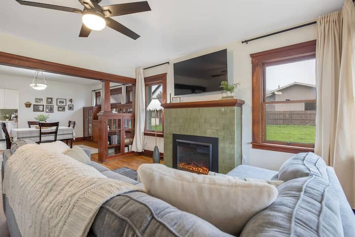 2 Bed/1 Bath, Historic Beauty, Walk Downtown - Visalia, CA