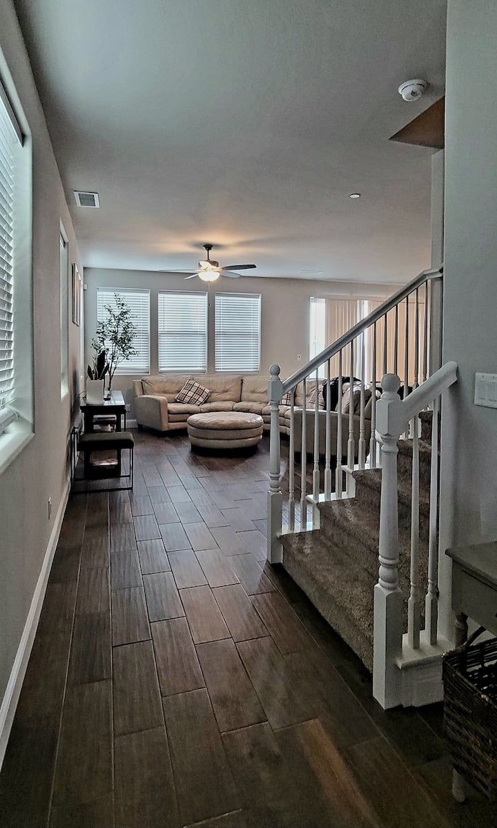 Cozy, Clean And Green 3 Bedroom Residential Home - Fresno, CA