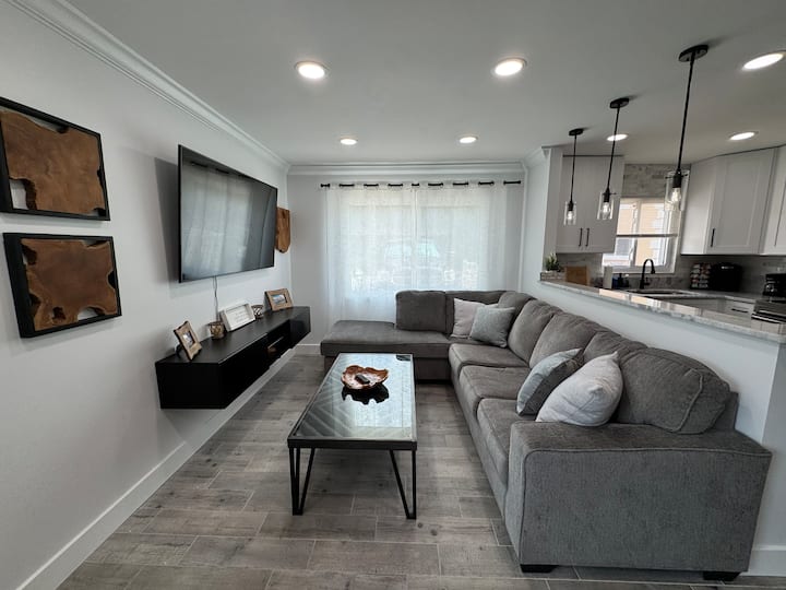 St Pete & Treasure Island Condo! Beach* Pool *Yard - St. Pete Beach, FL