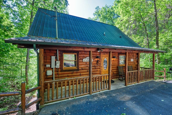 Secluded Mountain Cabin W New Hot Tub - Gatlinburg, TN