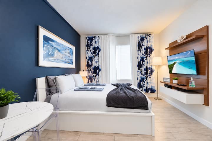 Coastal Retreat Across From The Beach - Miami Beach, FL