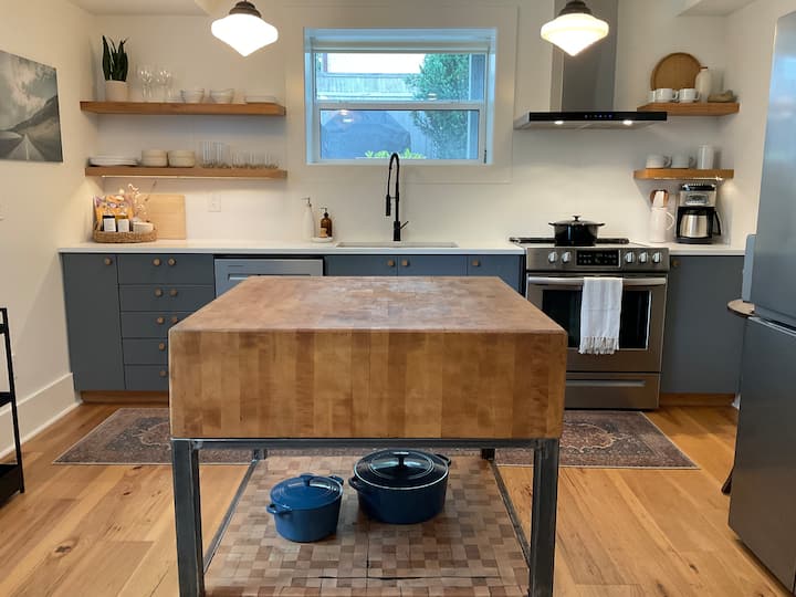 Ellie House
Modern Character Suite -Downtown - Kelowna