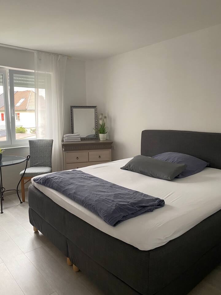 Zentrales Zimmer Mit Kingsizebett - Reutlingen
