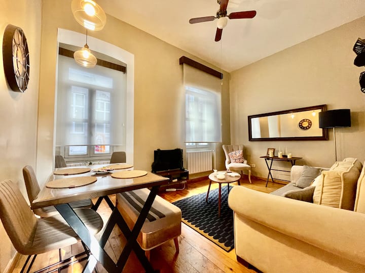 2br Historic Galata Home - Traditional Bay Window - Istanbul