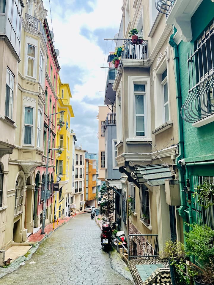 Quiet 2br Home • 1st Floor • Historic Galata - İstanbul