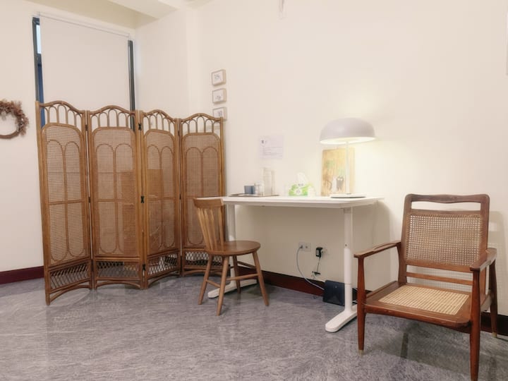 彰化市區的老派少女房,鄰近彰化師範大學,離彰化火車站約10分鐘。 - 鹿港鎮