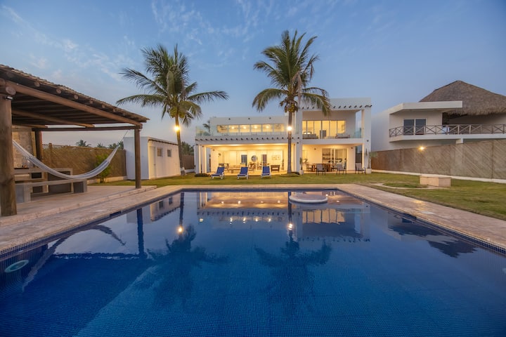 Beachfront Retreat With Infinity Pool & Sunsets - Guatemala