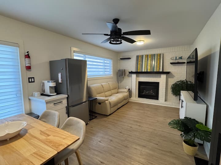Quiet, Cozy Private Suite W/ Separate Entrance - Windsor