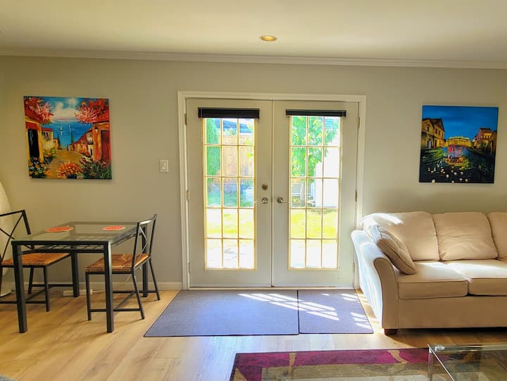 Bachelor Suit, Near Downtown, Busstop, & Cafes - West Vancouver
