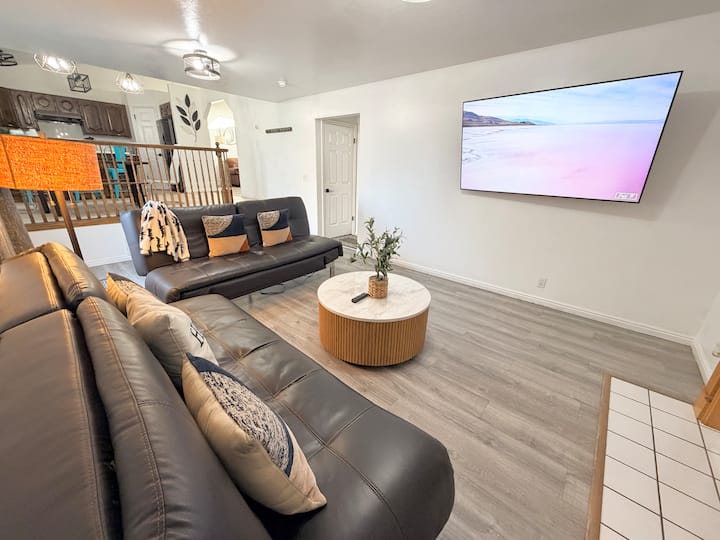 Centrally Located, Cozy, Spacious, Family Friendly - West Valley City, UT