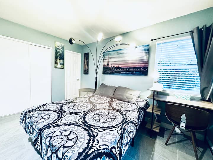 1b/1ba Unit W Bath, Door, Shared Laundry, Kitchen - Anaheim, CA