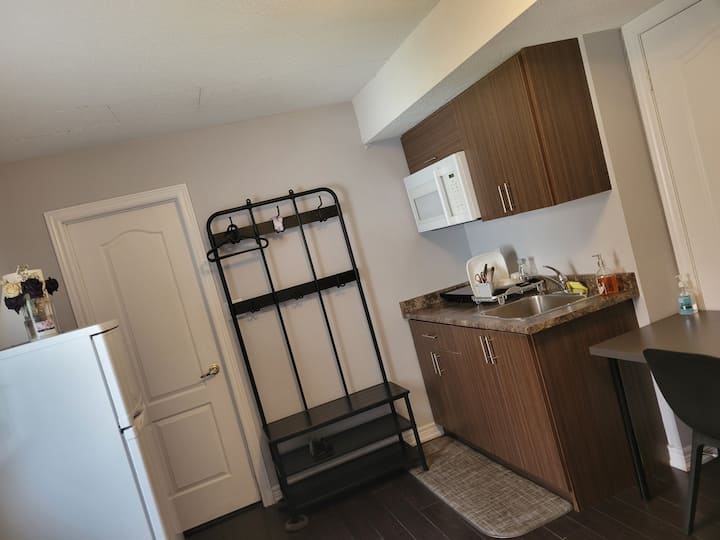 A Small Studio Bedroom In Brampton. - 브램턴