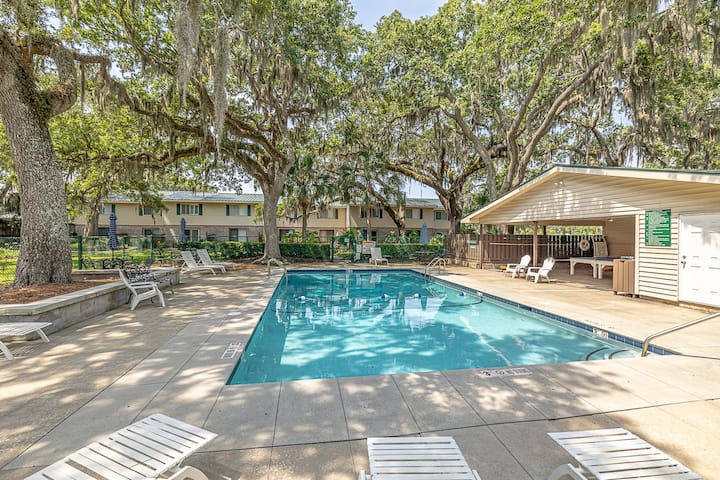 St. Simons Island 2br Condo | Pet-friendly Townhouse Near Beach, Pool & Pier Village - Jekyll Island, GA