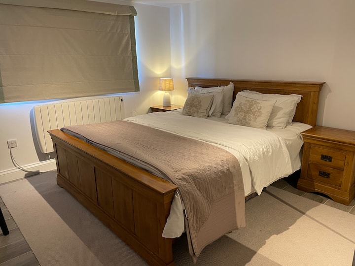Cozy & Bright Detached Annexe With Free Parking - Redhill