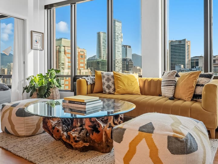 Chic Mid Century 2 Bed Sanctuary In Prime Downtown - Vancouver