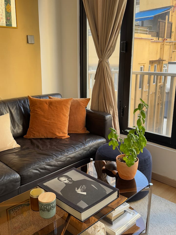 Chic Rooftop & Balcony 1br In Prime Location - Tsim Sha Tsui