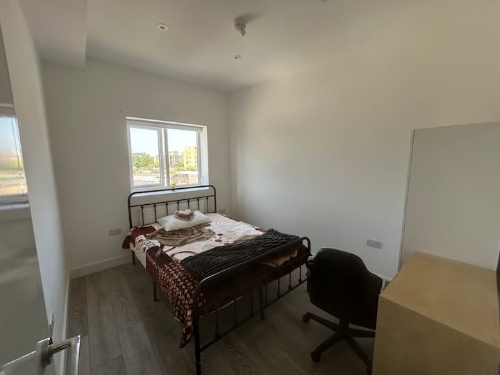 Heathrow Comfort. Entire 3 Bed 2 Bathrooms Flat B - Slough