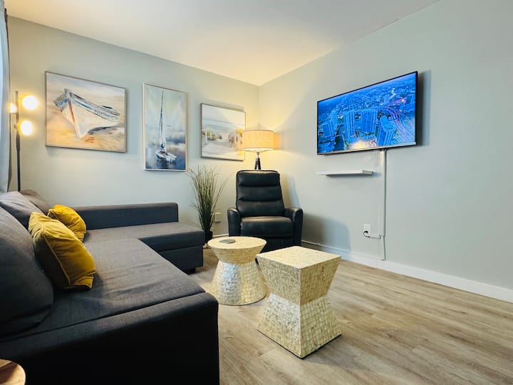 6 Year Miami Superhost! Free Parking & Laundry - Miami, FL