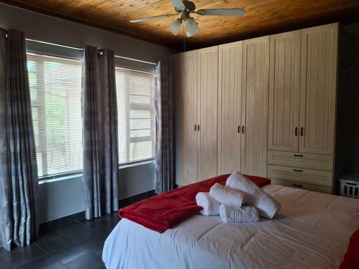 Lovely 1-bedroom Loft With Wi-fi, Solar & Parking - Vereeniging