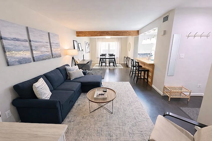 Spacious Uptown King Suite + Free Parking - Charlotte, NC