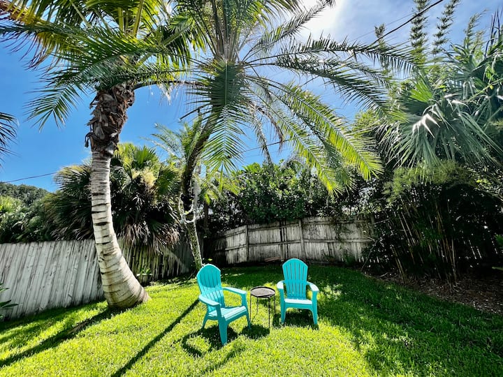Charming Coastal Retreat - Jensen Beach, FL