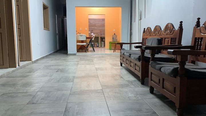 Casa En El Centro De Uruapan Con Cochera Y Terraza - Uruapan