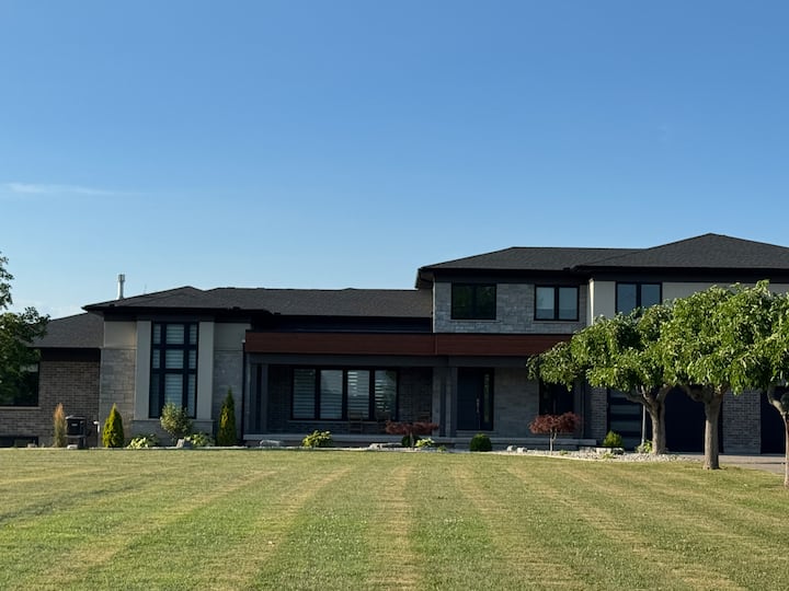 Peaceful Vineyard View Getaway - Niagara-on-the-Lake