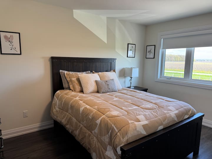 Peaceful Vineyard View Getaway - Niagara-on-the-Lake