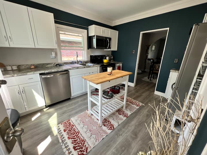 Blueberry Bungalow (Stunning Patio & Garden) - Dayton, OH