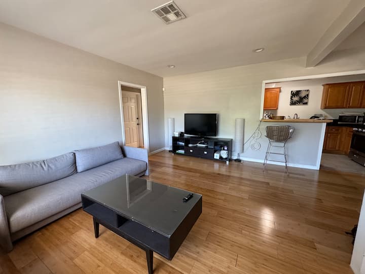 Large Room | Clean | Cozy | Pool & Patio - Los Angeles, CA