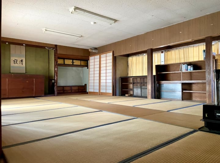 物語を紡ぐ『一期一会』のお宿　ゲストハウス林屋（Momiji）約20畳（36㎡）の広い大部屋です！ - 大町市