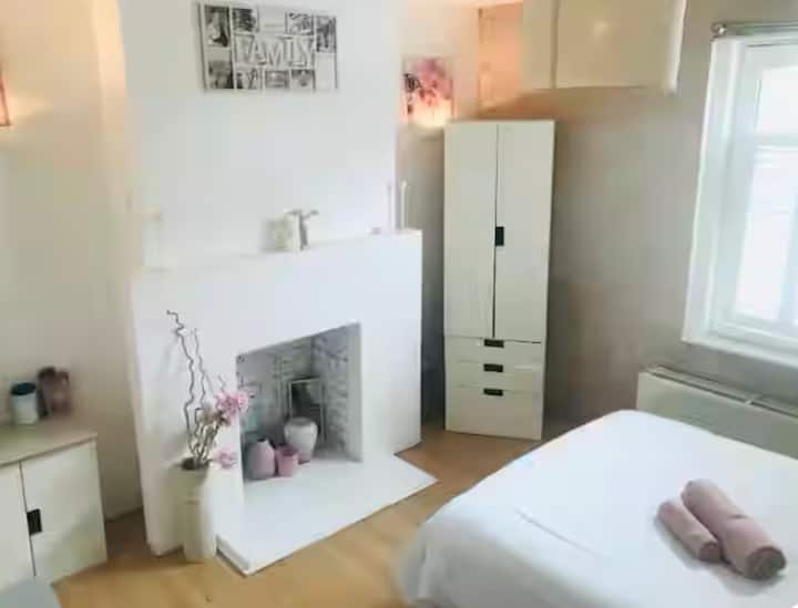 London Room Shared Female House Monthly Discount - 