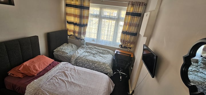 Private Self-contained Studio Annexe - Brentwood
