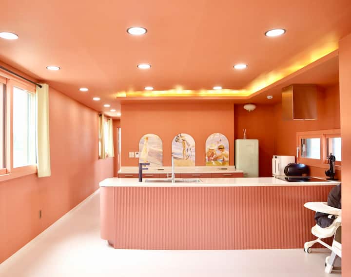 [특가할인] 초원 위의 꿈속 같은 집/2천평 마당/키즈펜션/내부50평/보름살기 [뽄띠] - Jeju