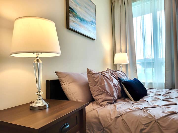 Luxury Downtown Condo Welcomes You - Free Parking - Toronto