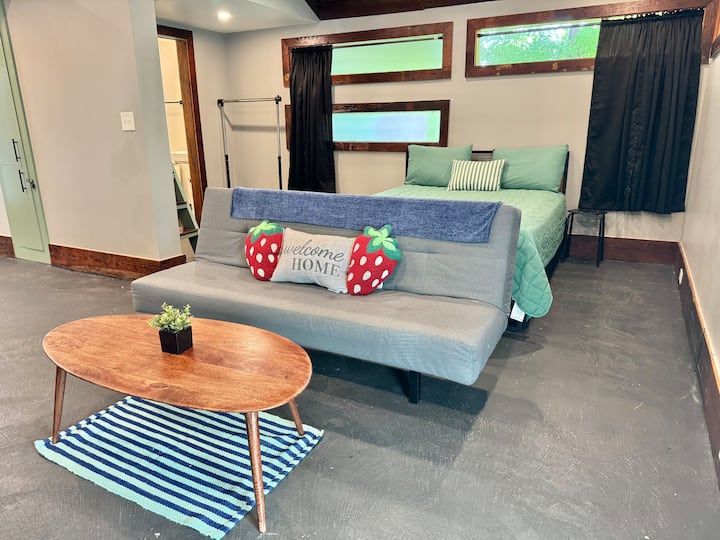 Three Bed Loft + Patio | 10 Minutes To Downtown - Houston, TX