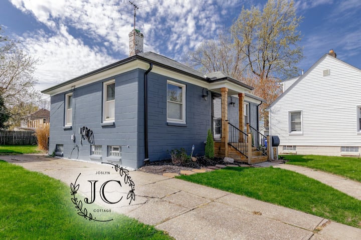 2-min Walk To Light Rail • Cozy, Brick Tiny House - Cleveland, OH