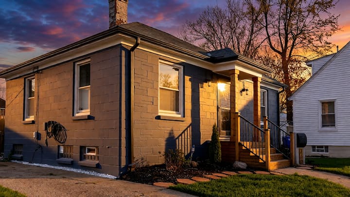 Joslyn Cottage • Private • Steps From Light-rail - Cleveland