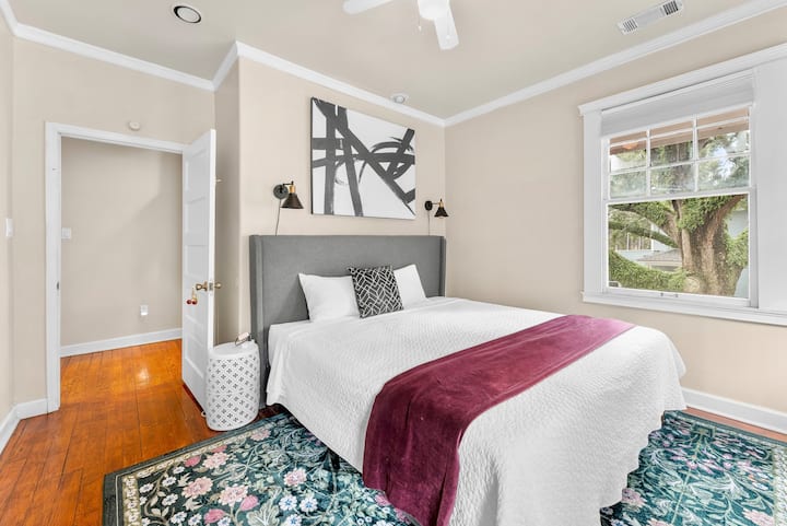 King Bed, Very Walkable Location!  By Free Shuttle - Savannah, GA