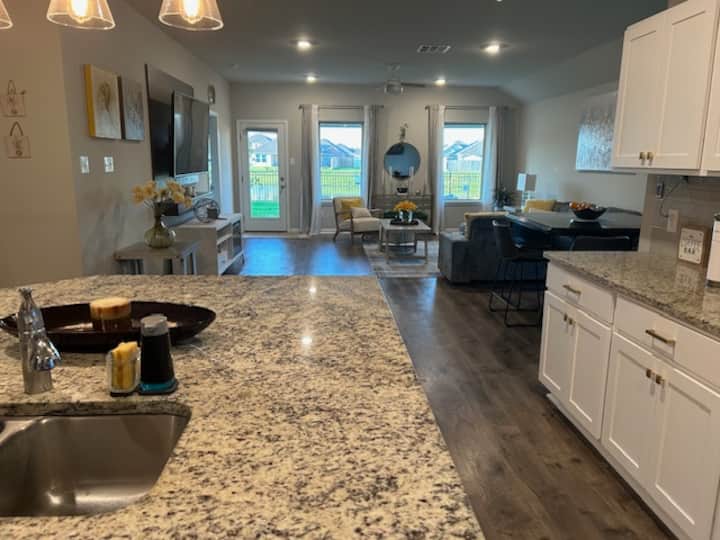 Waterfront Cozzy Home-comfortable For Up To 8 - Lake Charles, LA