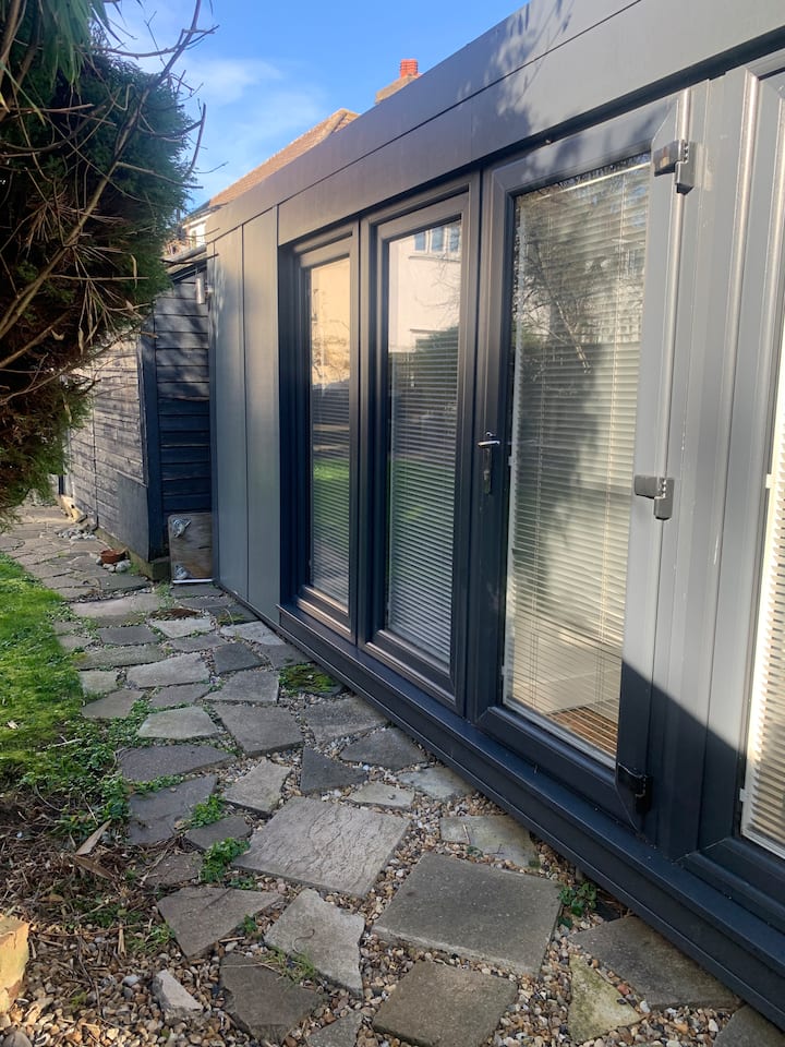 Self Contained Tiny House With Private Entrance - Chingford