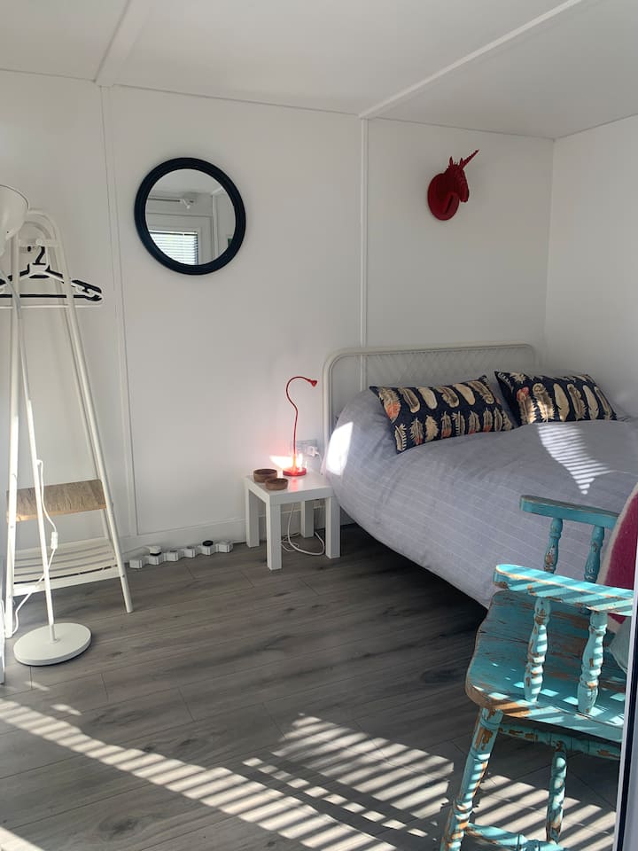 Self Contained Tiny House With Private Entrance - London