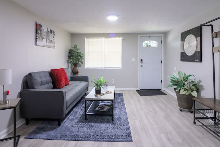 Beautifully Renovated Home/ 5br - Cleveland, OH