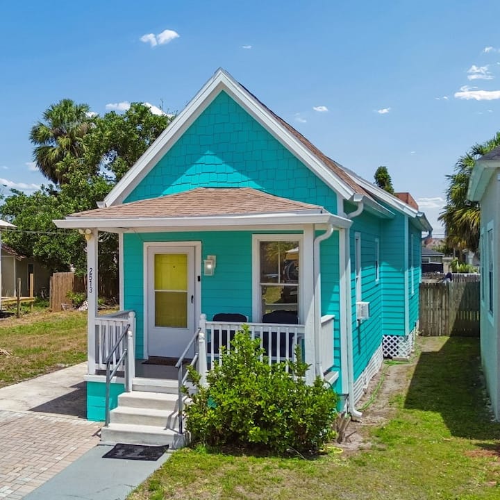 Cheerful Two Bedroom Bungalow In Old West Tampa - Tampa, FL