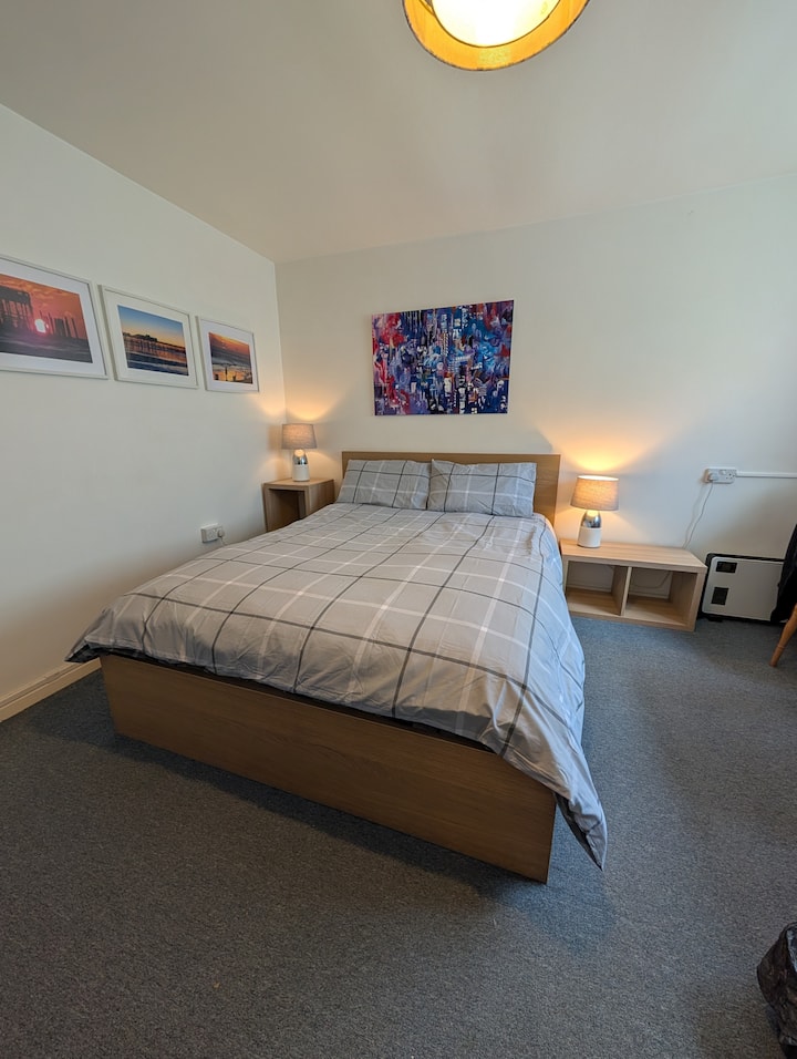 Modern, Kingsize Bedroom. Private Courtyard Entry. - 海斯廷斯