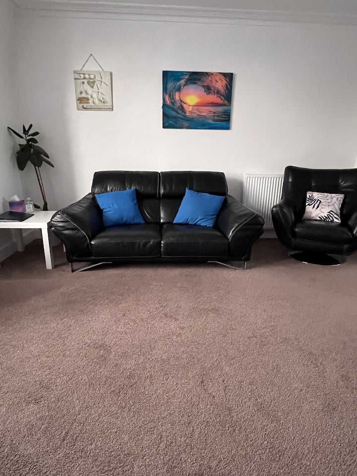 Big 2 Bedroom Flat Nearby Train/bus Station - Aberdeen